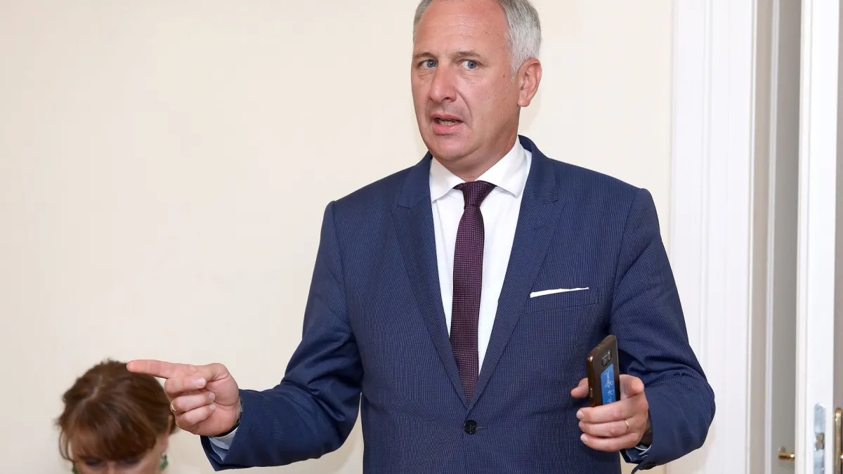 Opara objavio fotografiju iz bolničke sobe i poručio: 'Evo sam se ...