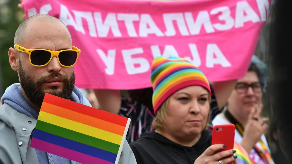 U Novom Sadu održana prva Parada ponosa, srednjoškolci vikali: 'Ubij ...