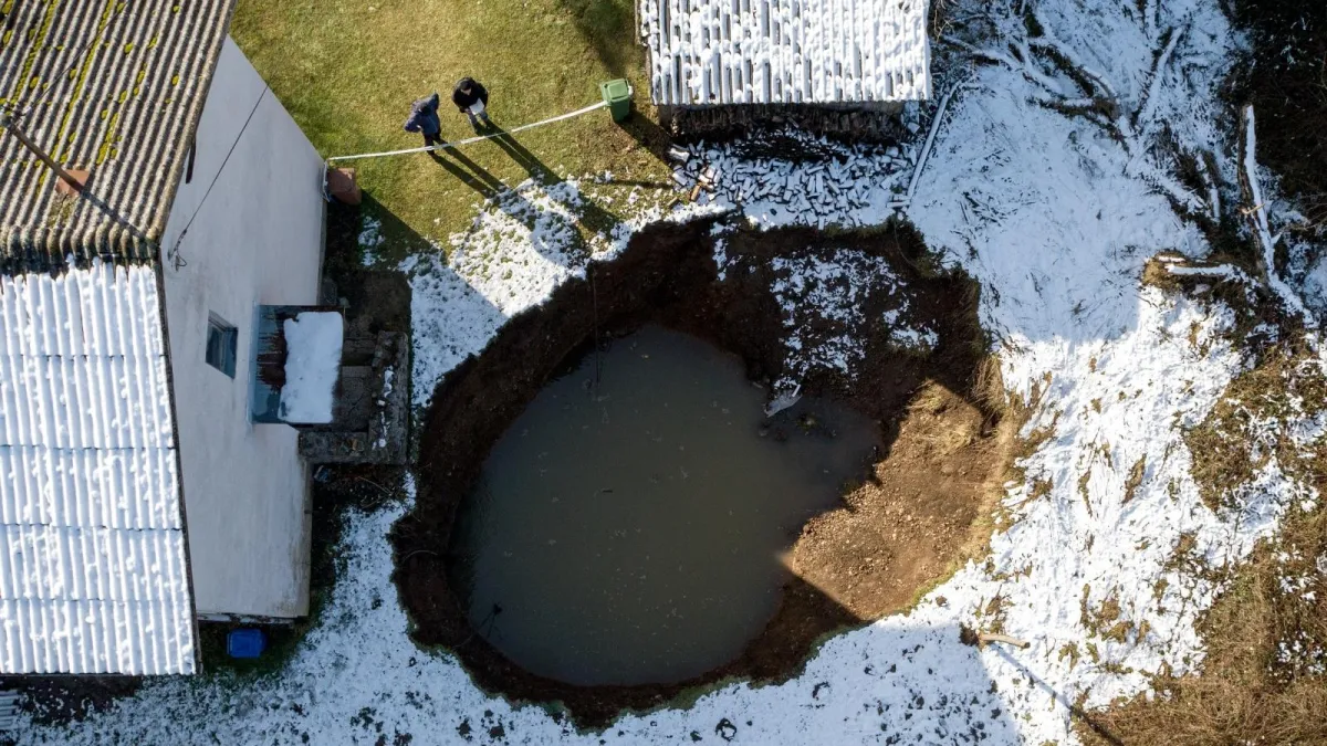 NOVI POTRESI NA BANIJI POVEĆALI BROJ RUPA U TLU! Stvaraju se vrlo blizu kuća, planira se ...