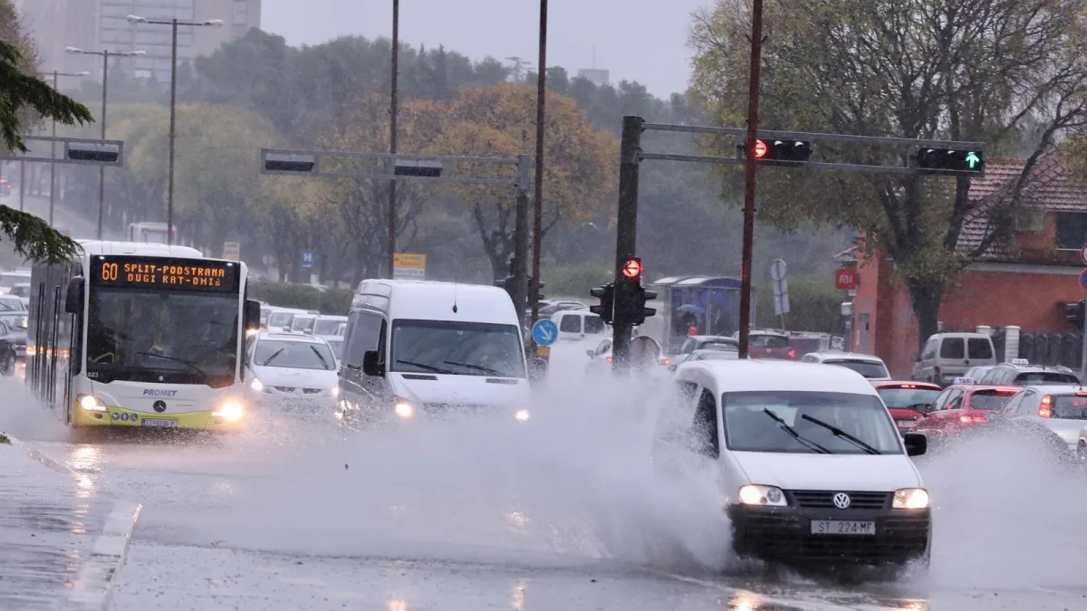FOTO Split pod vodom! Automobili se probijaju kroz poplavljene ceste ...