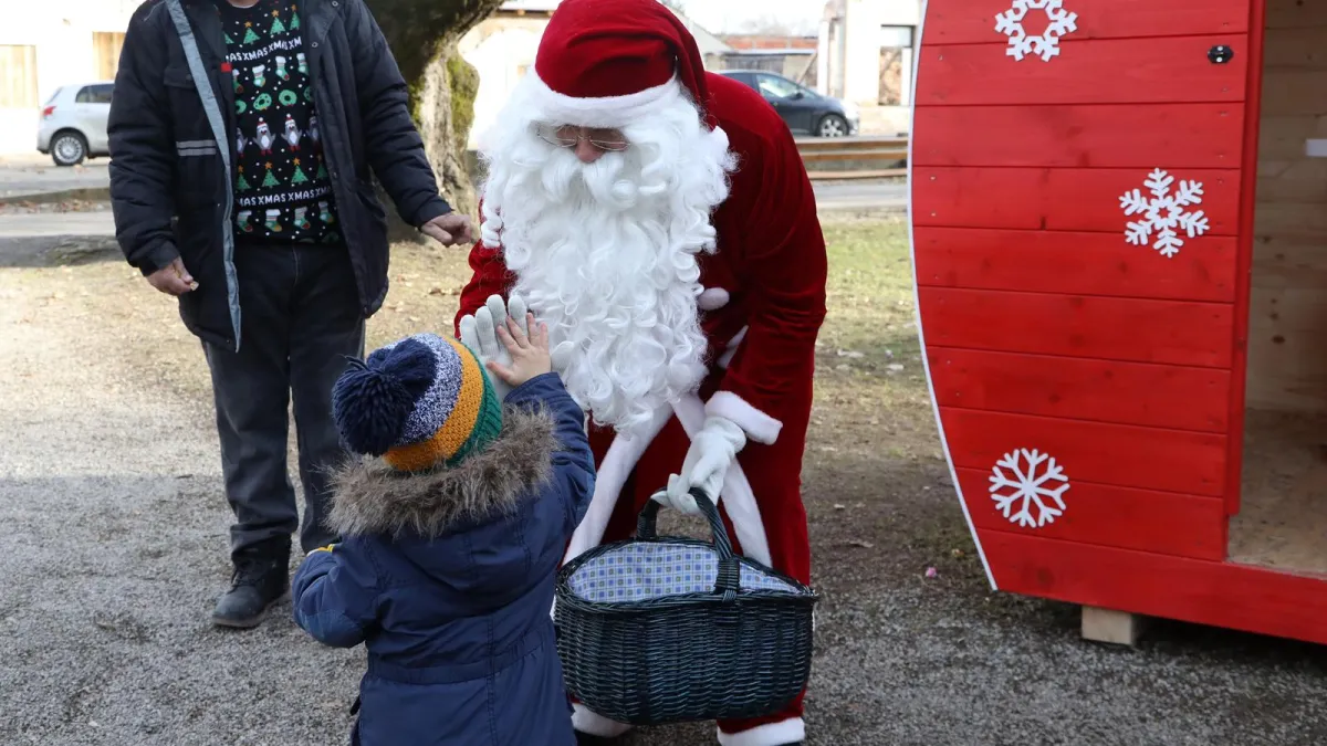 Ministar zabranio sindikatima darivanje djece uz Djeda Mraza - Net.hr