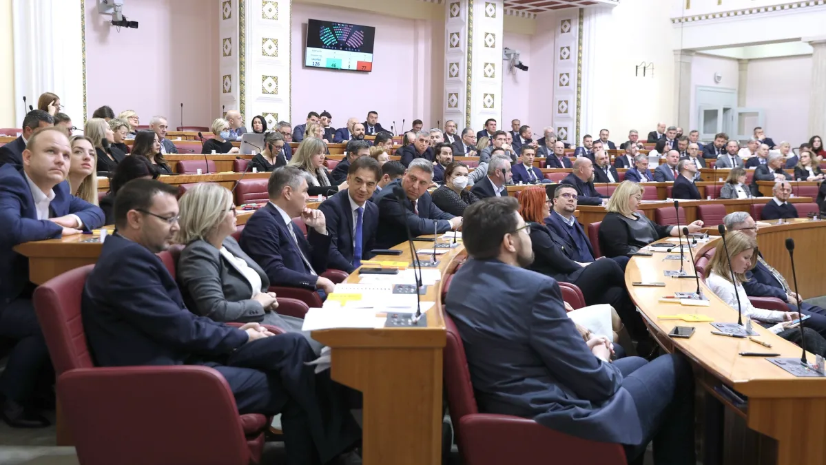 Otišli su na pauzu, odmorit će glasnice. Neki su zastupnici ovog saziva ...