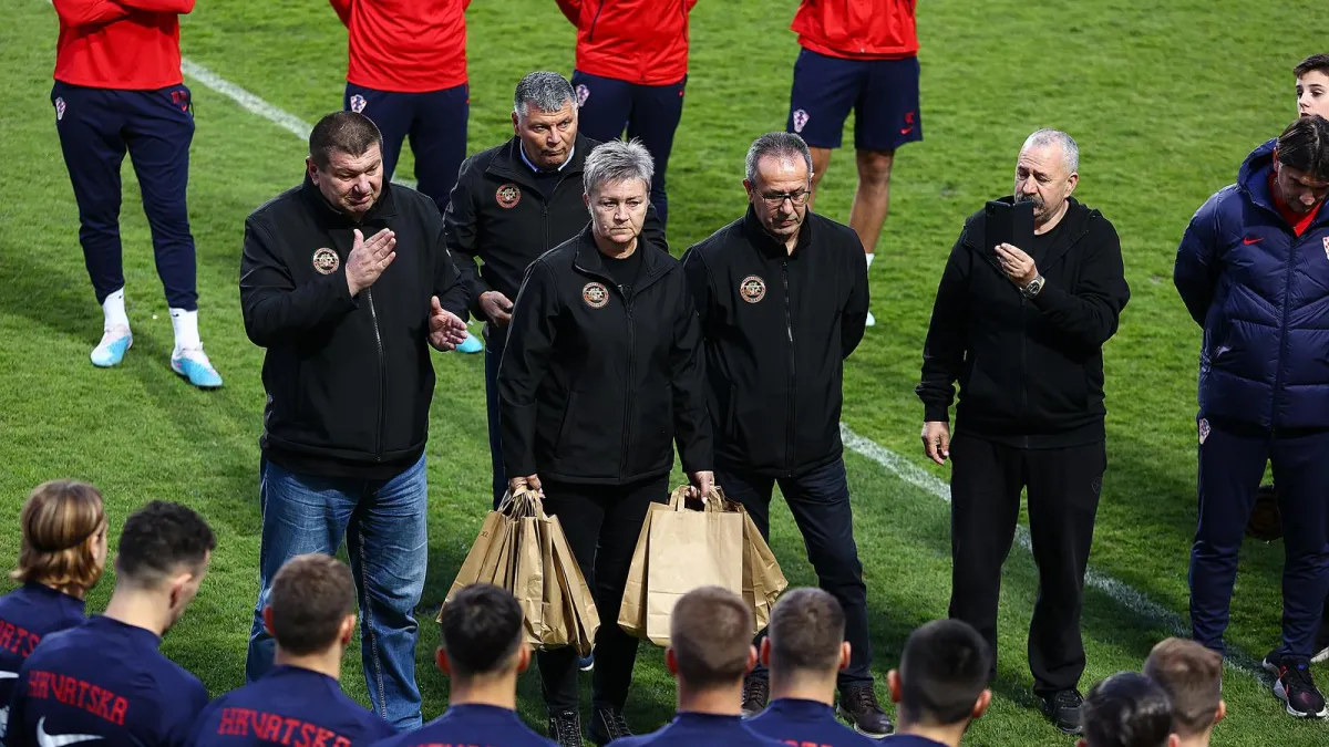 Slavna brigada hrvatske pobjedničke vojske dočekala Vatrene na treningu ...