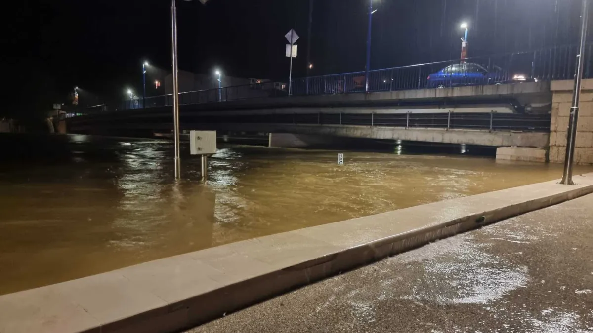 FOTO Nabujala Zrmanja došla do mosta u Obrovcu. Na terenu gliseri iz ...
