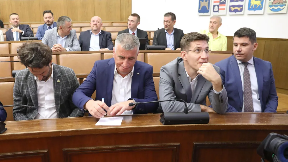 Oproba: 'Država građanima vraća samo mrvice kako bi se pokazala kao ...