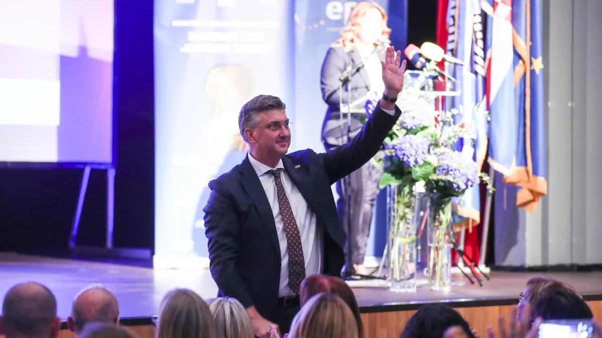 Pogledajte kako Plenković tumači HDZ-ovcima kako da hvale njegovu Vladu ...