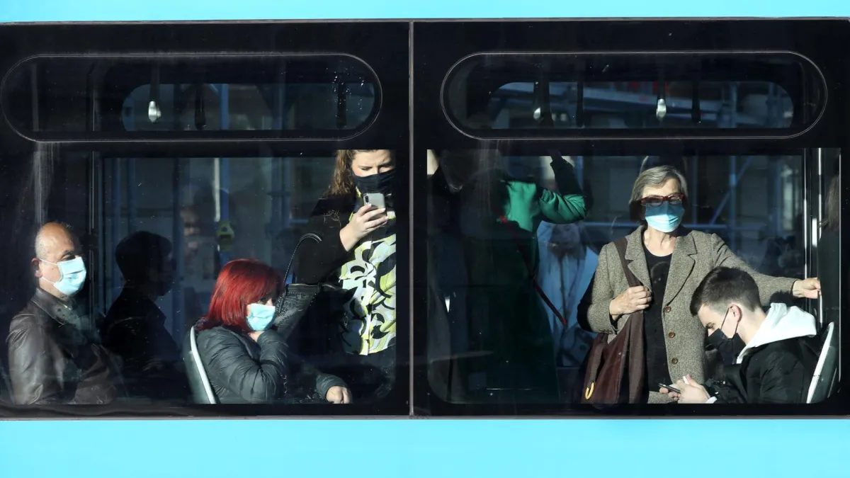 Mladić šokirao mnoge priznanjem: 'Ne ustajem starijima u javnom ...