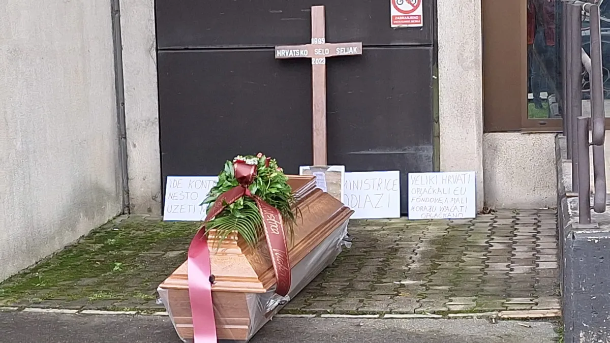 Lijes, cvijeće i ožalošćeni seljaci pred ministarstvom. Ne boje se ...