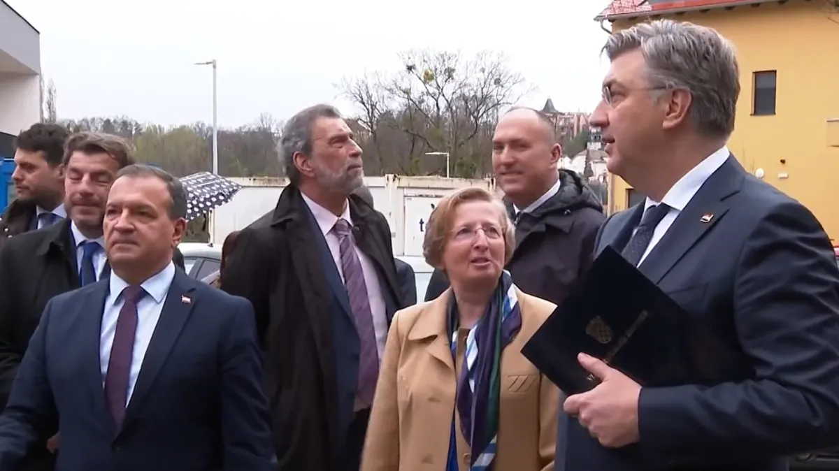 'Super Plenković' na turneji: Od bolnice do samostana, a održao je i ...
