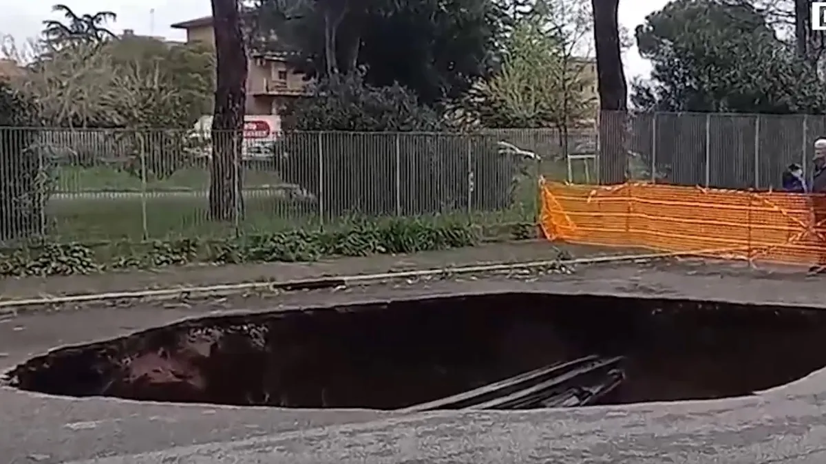 Nakon Napulja, ogromna rupa u Rimu duboka 10 metara progutala dva auta - Net.hr