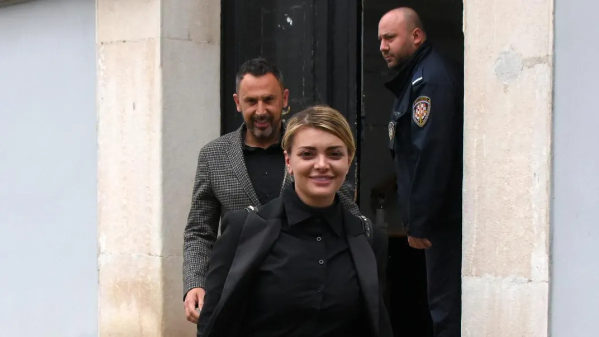 Ella Dvornik i Charles Pearce u pratnji odvjetnika na ročištu u Puli ...