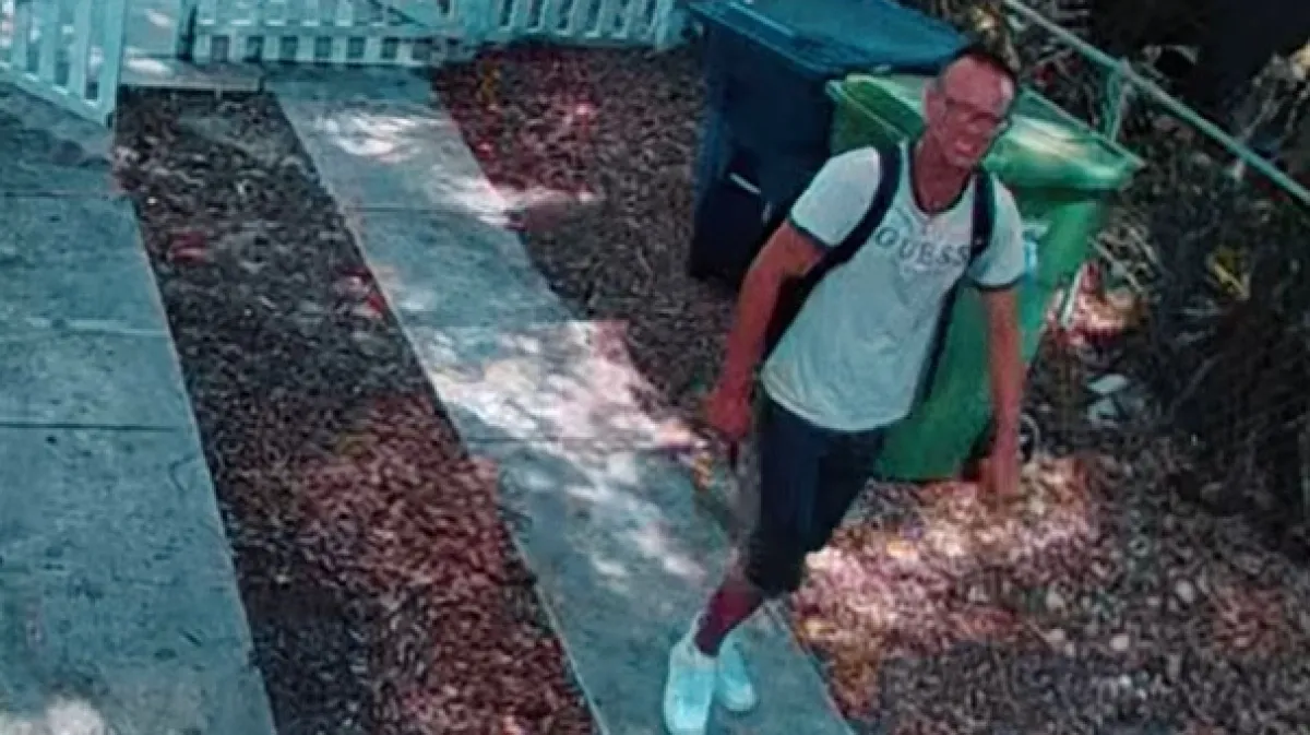 Tvrdi da je snimio vremenskog putnika u dvorištu, ovi su zapisi ...