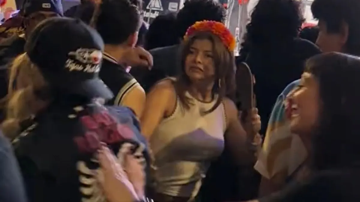 Gospođa zalutala u mosh pit pa u samoobrani sandalom tukla društvo koje se razbacivalo - Net.hr