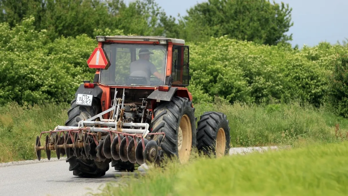 Sjeo za volan s 18 negativnih bodova i ukinutom vozačkom. Policija mu oduzela traktor - Net.hr