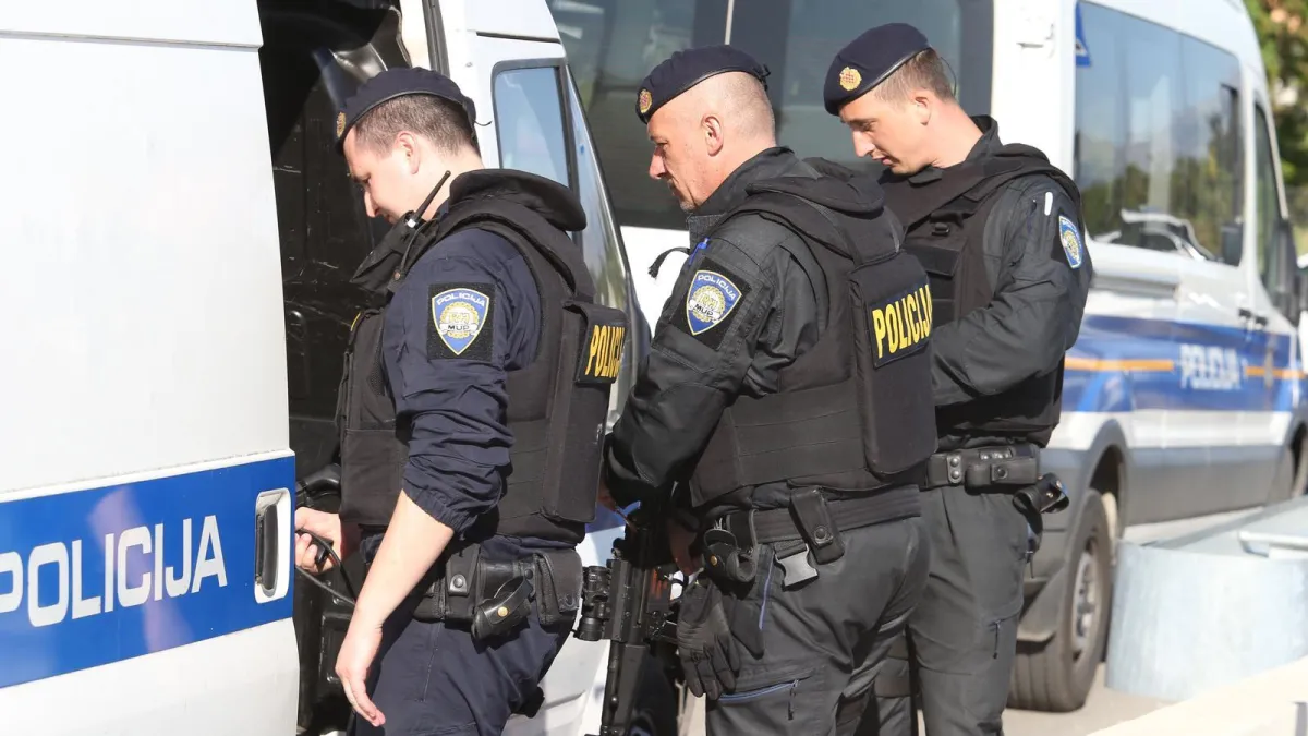 Petorica uhićena zbog izazivanja nereda i napada na policiju u Dugom Ratu - Net.hr