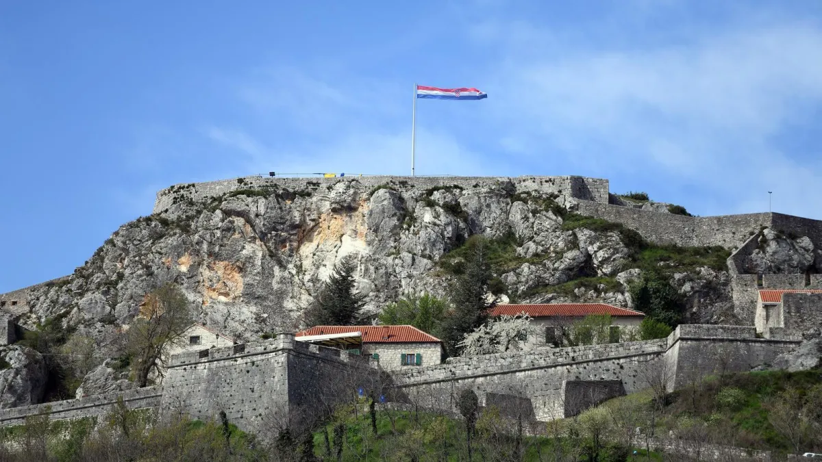 S tvrđave u Kninu nestala hrvatska zastava! - Net.hr