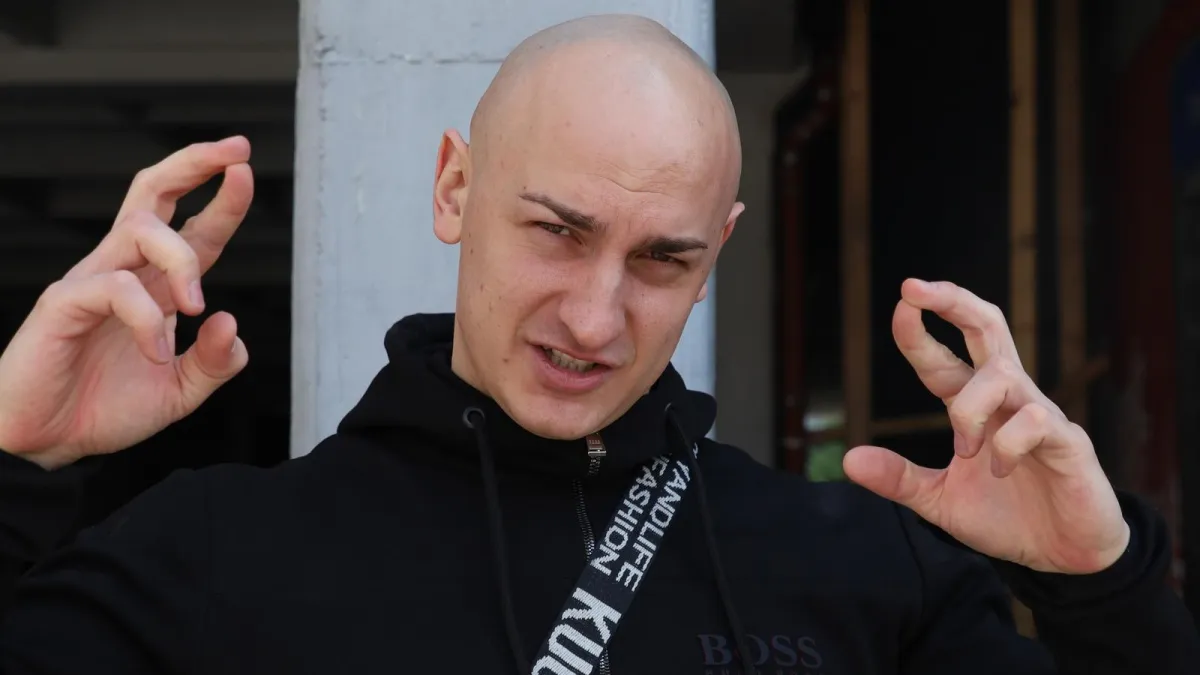 Desingerica na koncertu ispekao janje na ražnju i jeo ga pred publikom ...