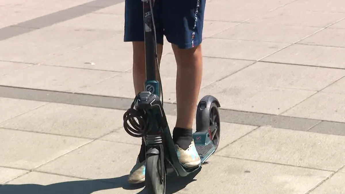 Dijete se električnim romobilom zabilo u automobil kraj Našica, teško ...